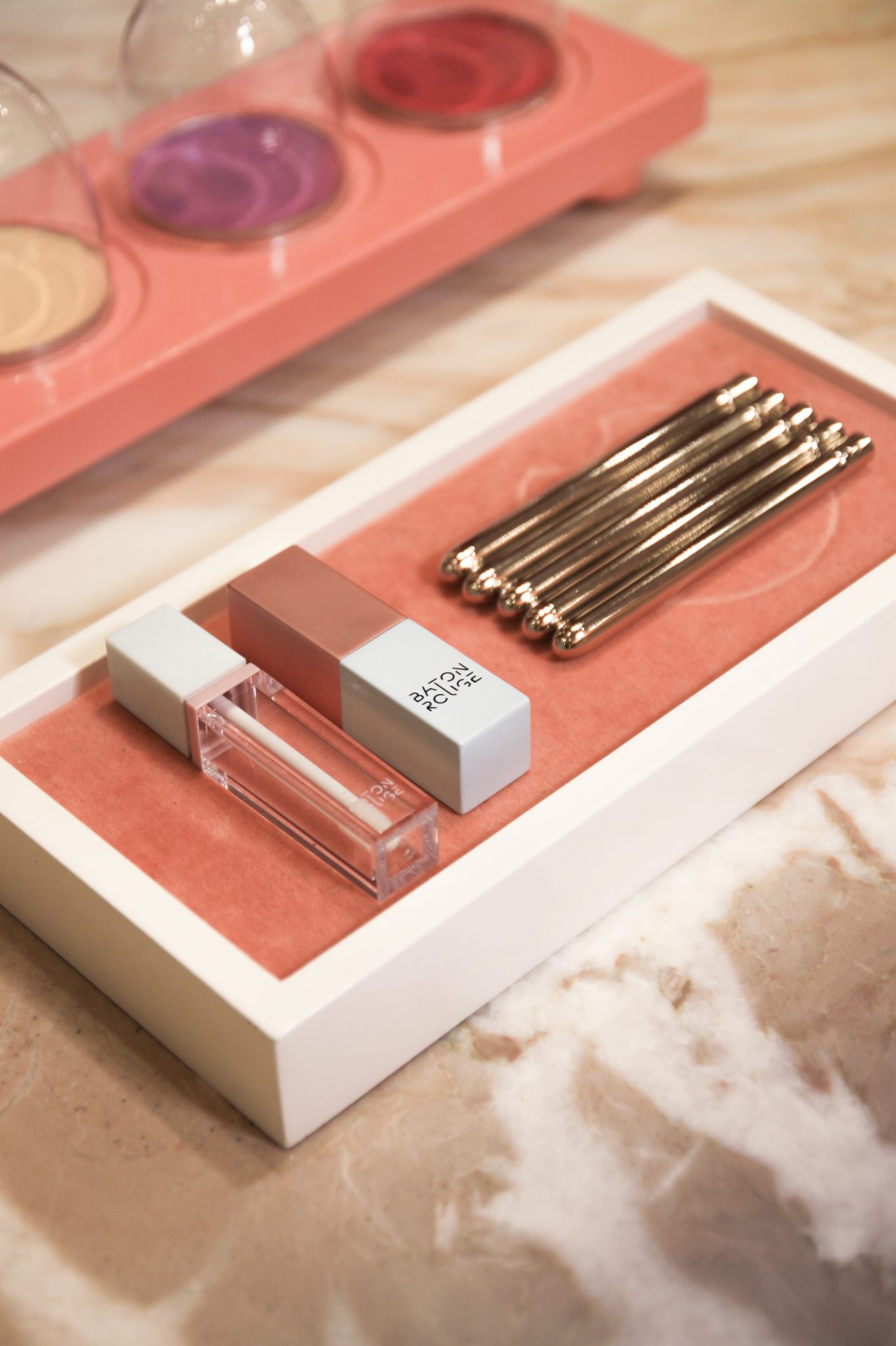 Bâton Rouge Paris : on a testé le labo-boutique qui crée votre rouge à ...